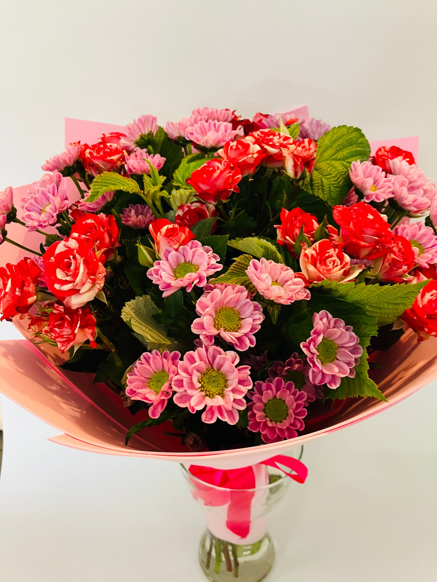 Букет с кустовой розой Фейерверк и розовой хризантемой сантини, в розовой, дизайнерской упаковке, атласный бант.