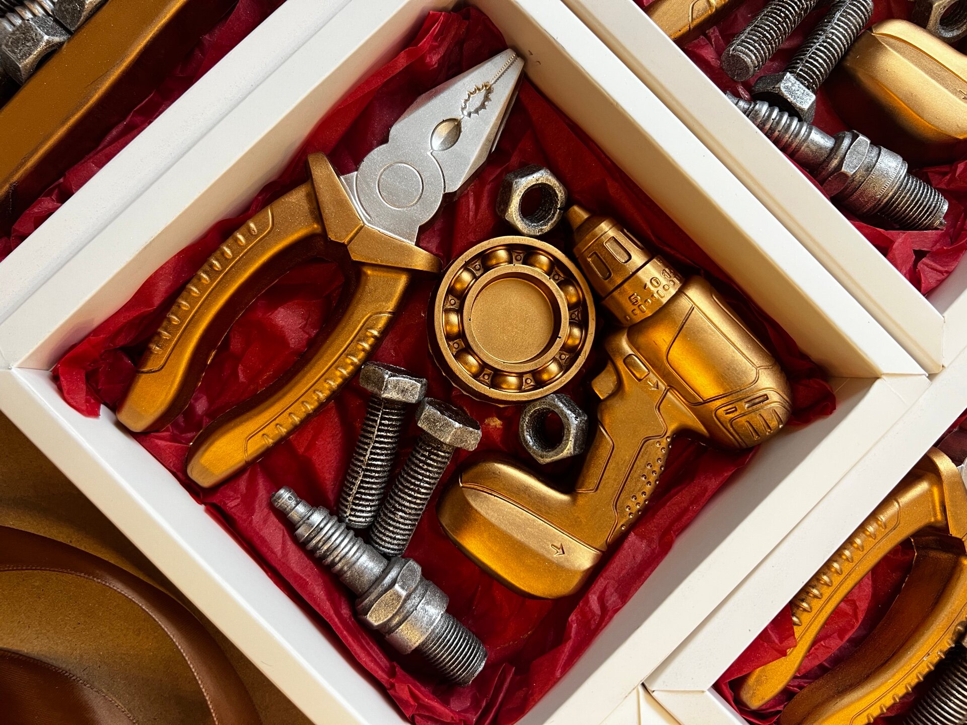 Шоколадный набор "Строительные инструменты №28", молочный шоколад, ручная работа