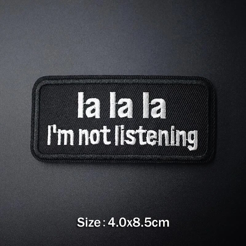 Нашивка "La La La I'm Not Listening", черная, 4.0x8.5 см