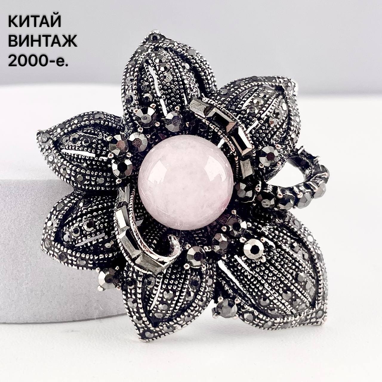 Винтажная брошь "Цветок". Ювелирный сплав, стразы. Китай, 2000-е.
