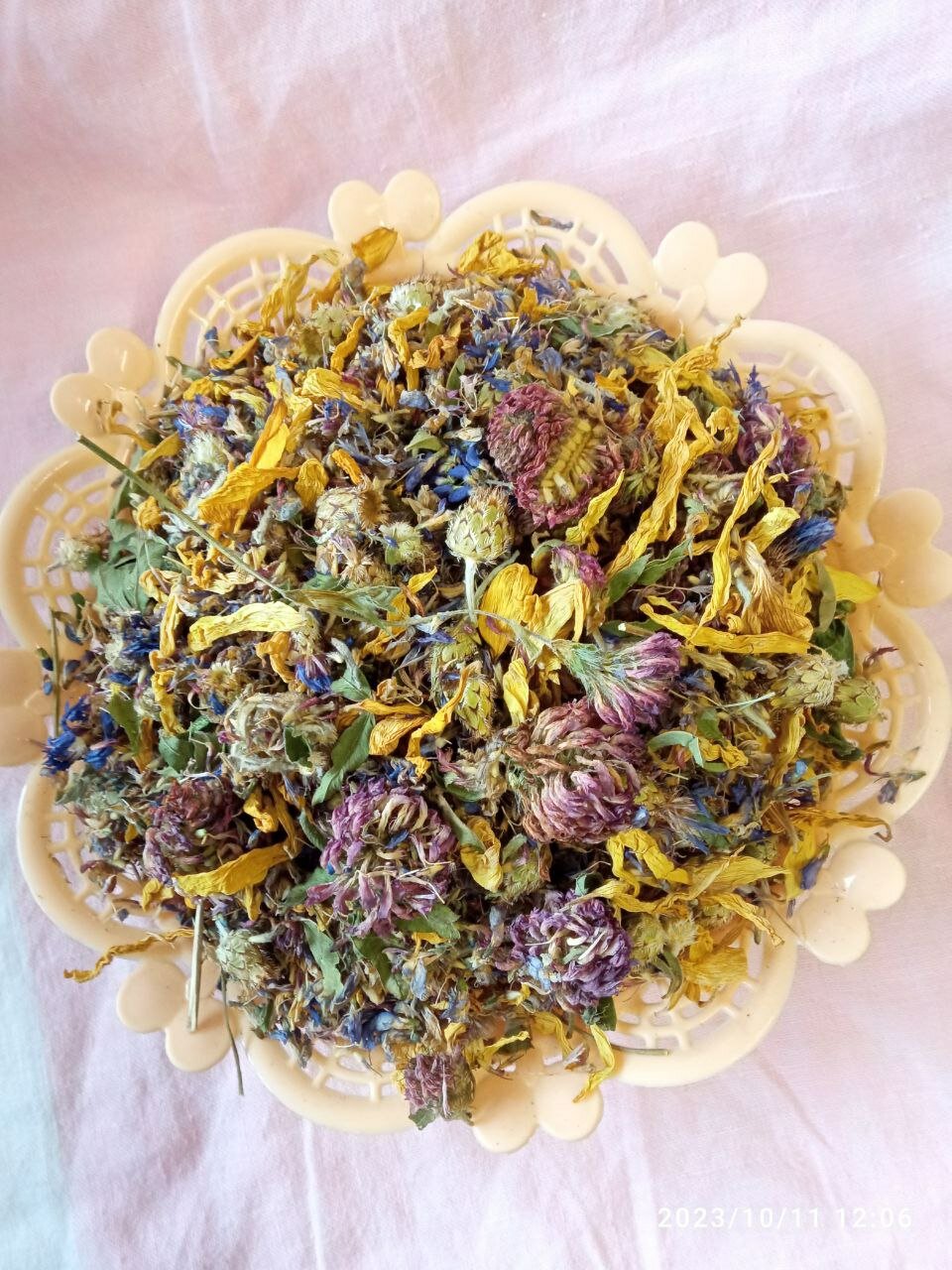 Лакомство для грызунов, кроликов и птиц ChinZoo смесь сушеных цветов Луговая свежесть, 50 гр.