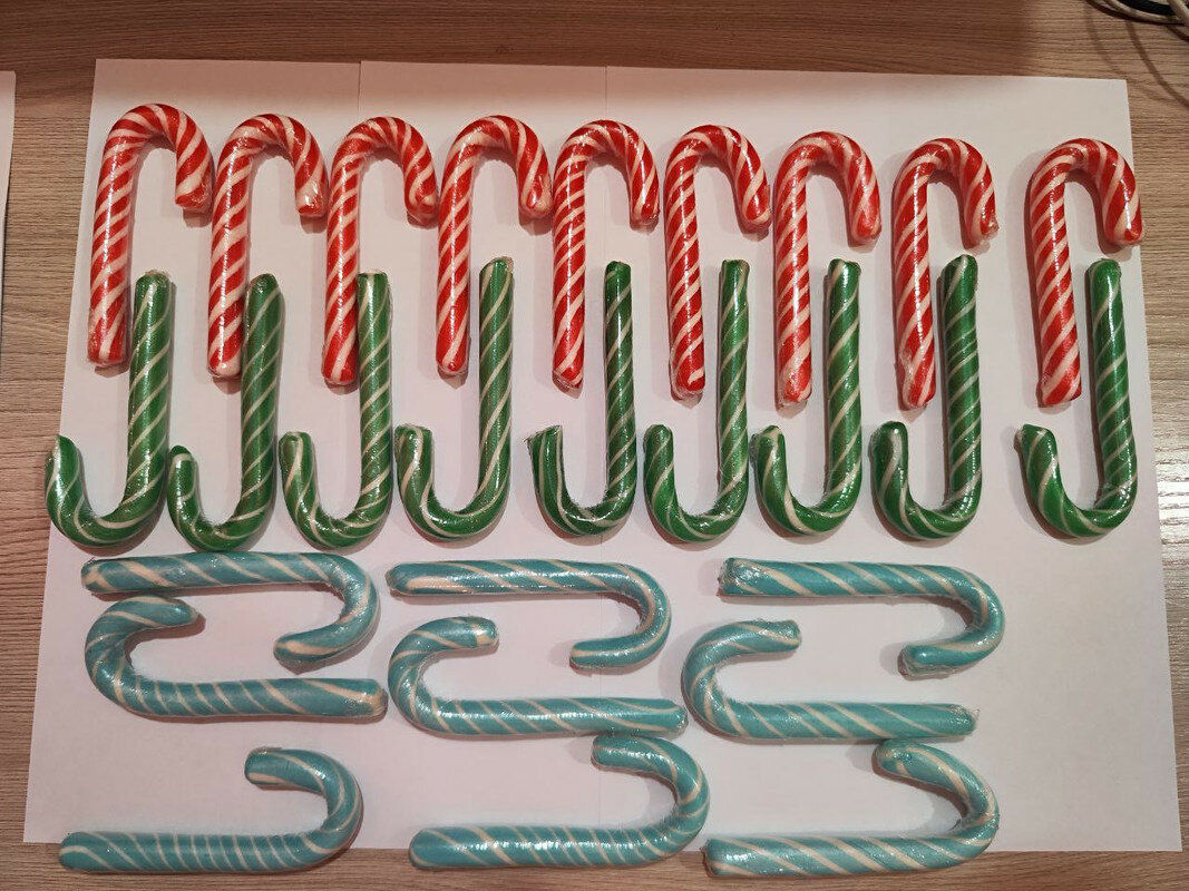 Карамель леденцовая новогодние большие трости (ведерко 27шт по 20гр) конфеты, леденцы, сладкий подарок. Набор ассорти со вкусом яблоко, украшения на елку на Новый 2026 год, Рождество, день рождения