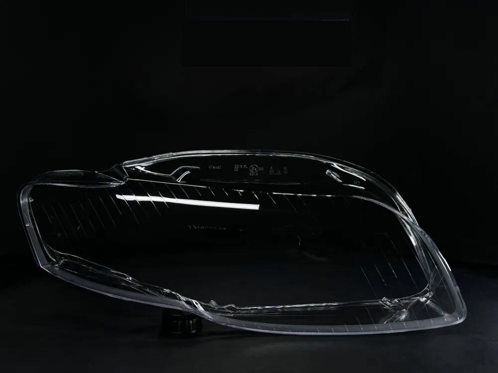 Стекло правой фары для автомобиля Audi A4 B7 2004-2007