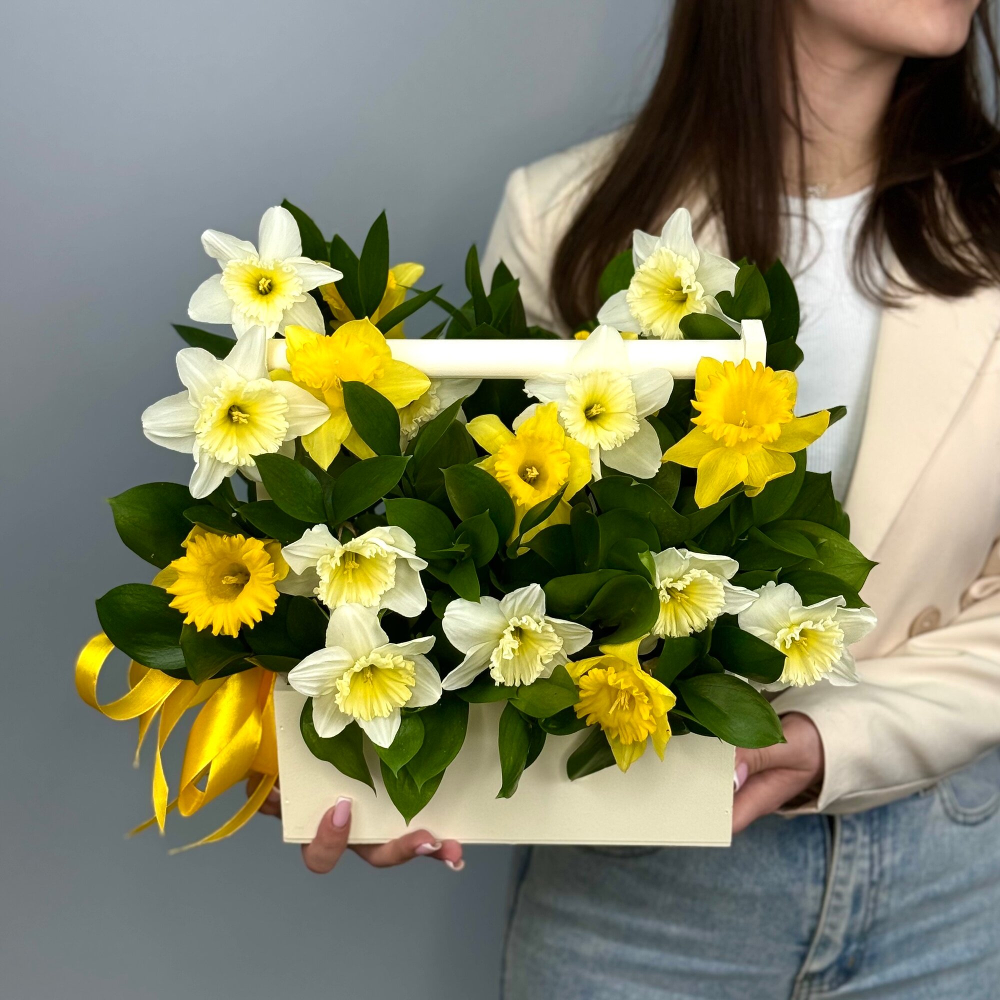 Цветы в ящике Полянка нарциссов от «365 Поводов» - живые цветы с доставкой