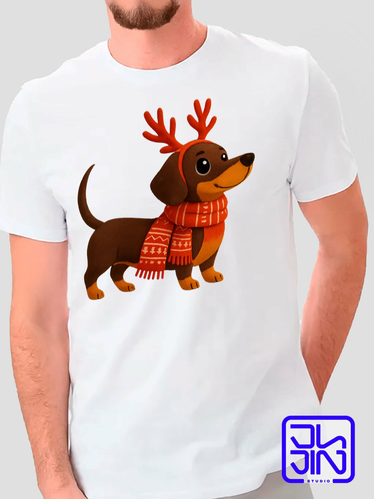 Футболка классическая мужская с авторским принтом Веселая коричневая такса с собакой в красном шарфе, шоколадная рождественская, белый хлопковый трикотаж с прикольным рисунком на груди