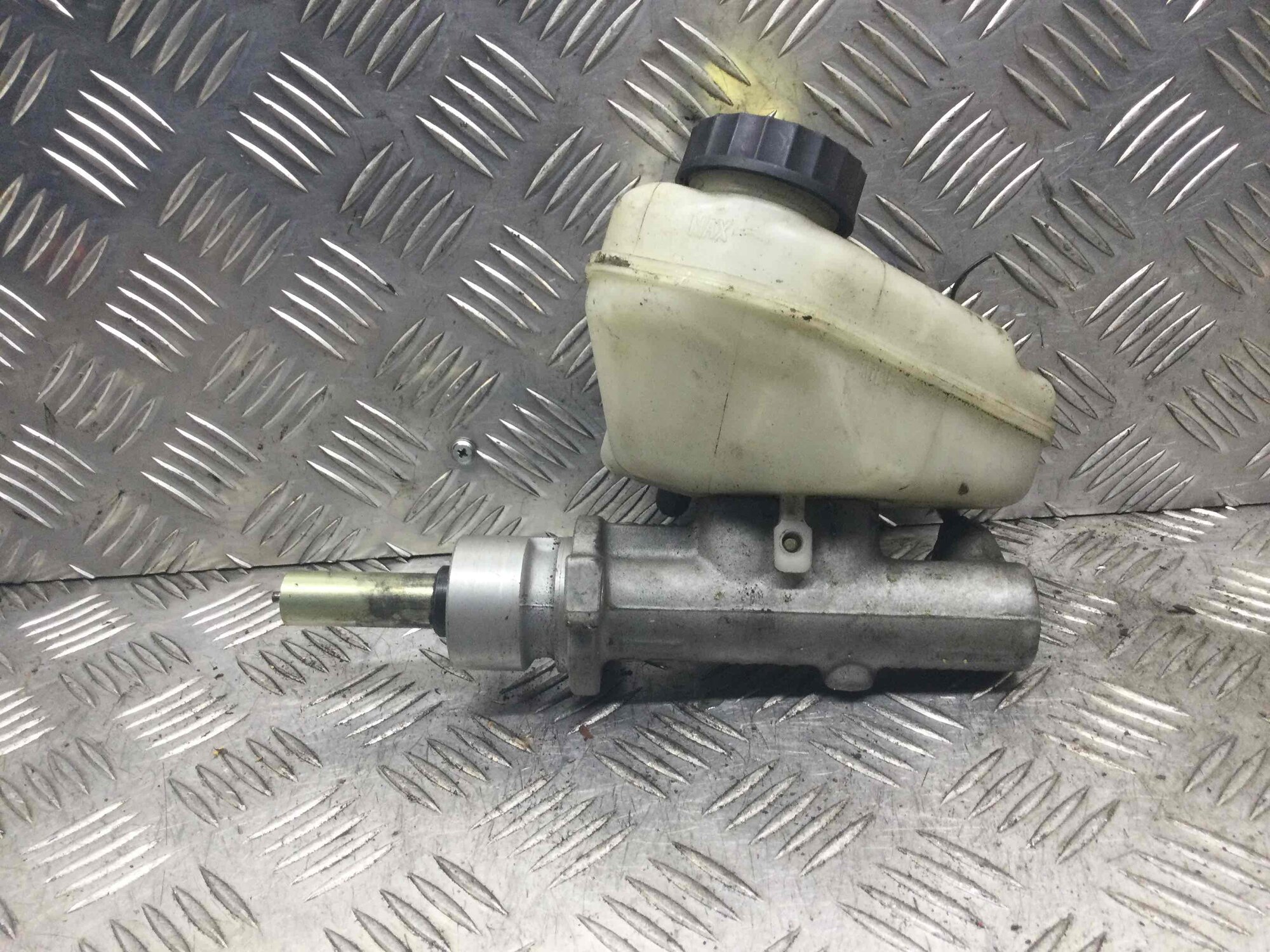 Б/У Цилиндр тормозной главный Ford Mondeo 3 поколение (2000-2003) 2001 г.