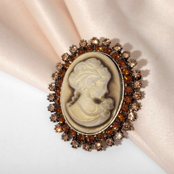 Брошь, стразы, пластик