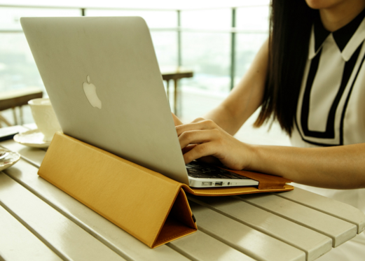 Защитный чехол-обложка с подставкой Чехол. ру для Apple MacBook Pro 13 with Retina display Mid 2014 (MGX92 / MGX72 / MGX82 ) 13.3 из натуральной к.
