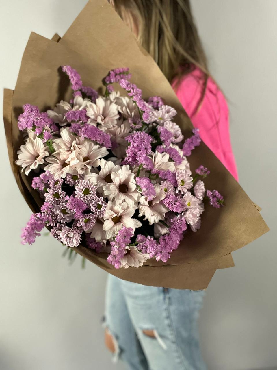 Букет из 11 хризантем сантини в подарочной упаковке от бренда Цветология