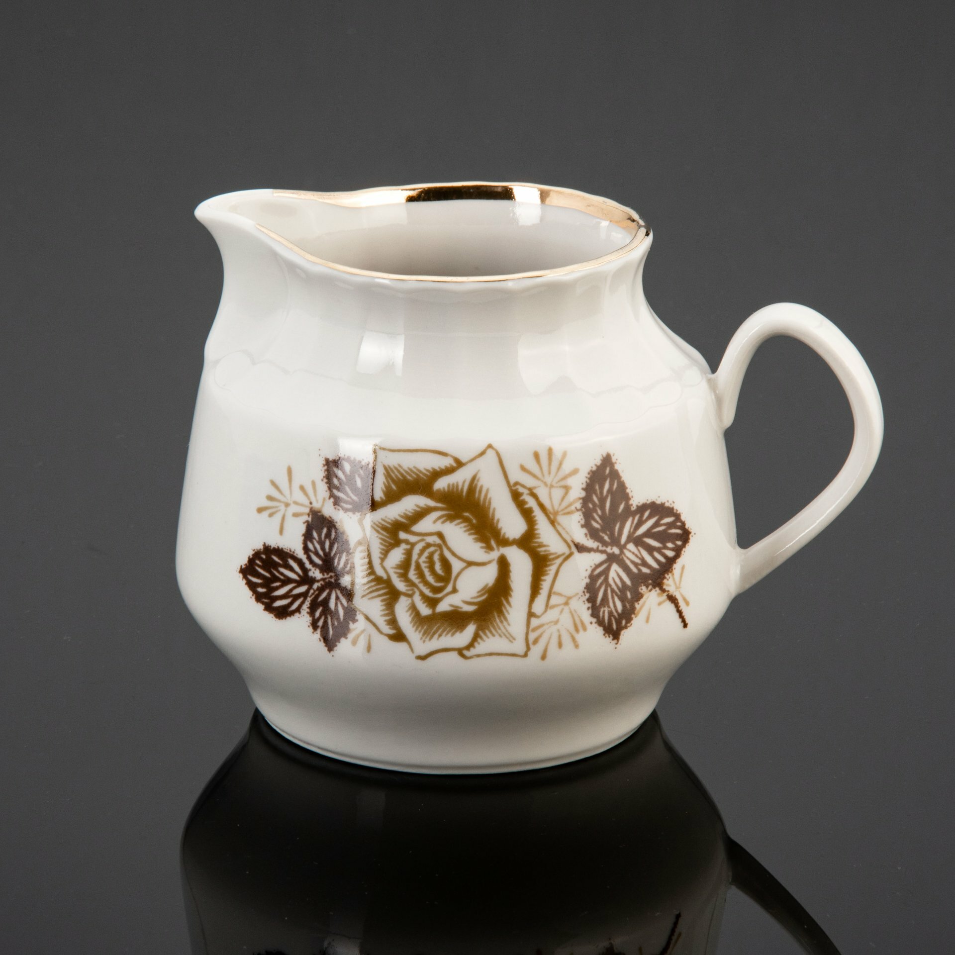 Молочник с декором в виде розы, фарфор, деколь, золочение