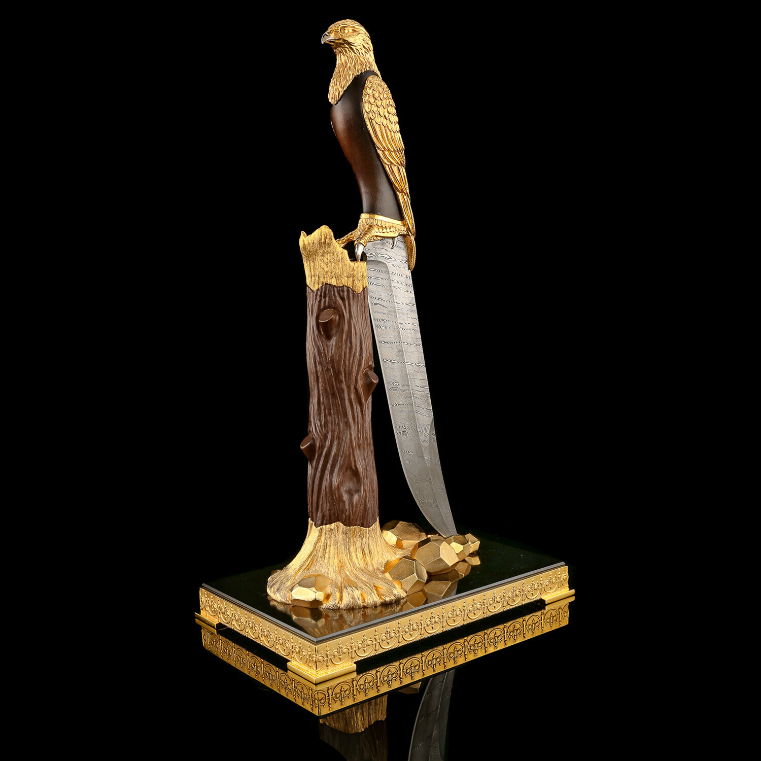 Композиция с ножом на подставке "Сокол". Златоуст