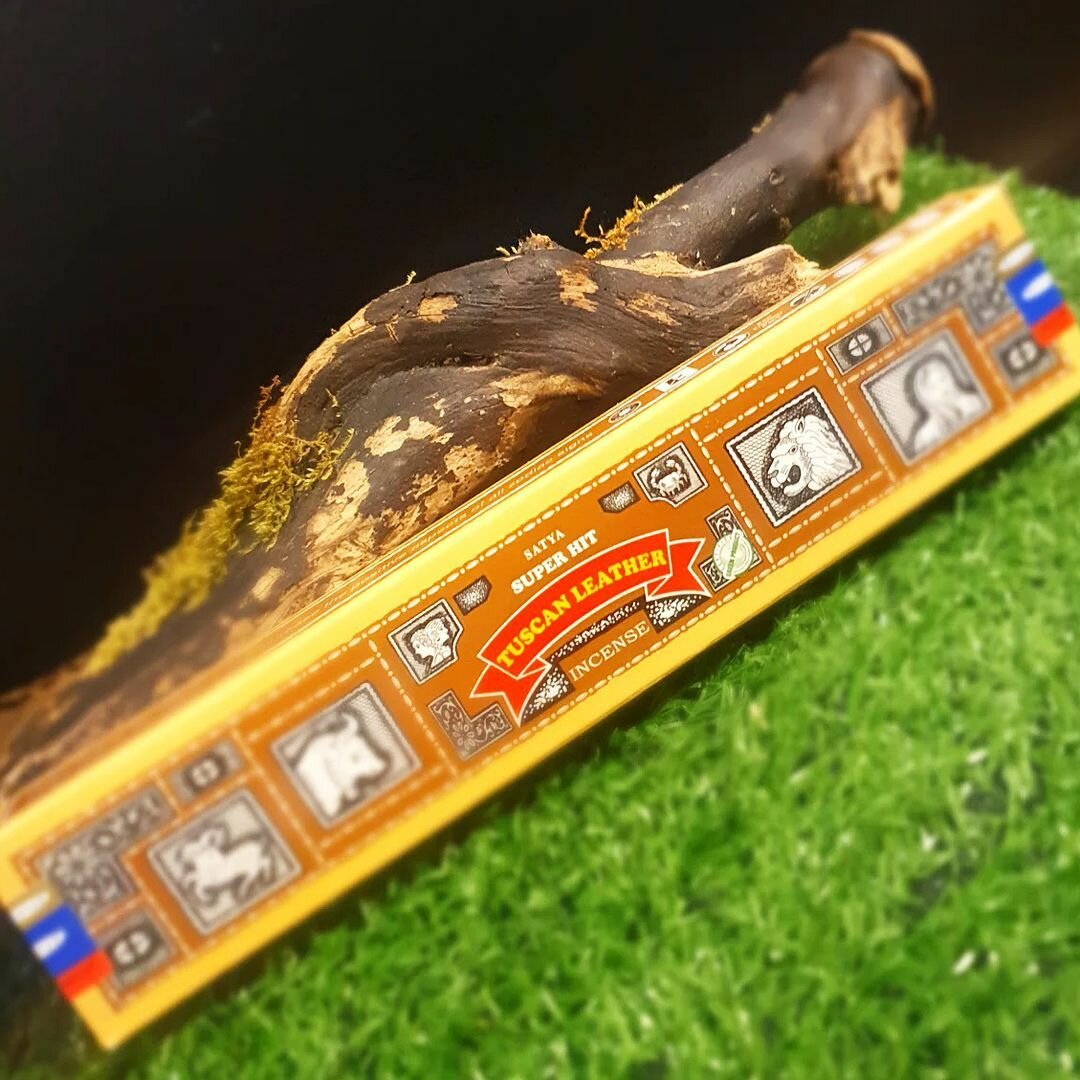 Индийские благовония Сатья Супер Хит Тосканская Кожа (Satya Super Hit Tuscan Leather) натуральные ароматические палочки для дома, йоги, медитации, релакса, очистки воздуха и ароматерапии 15 гр