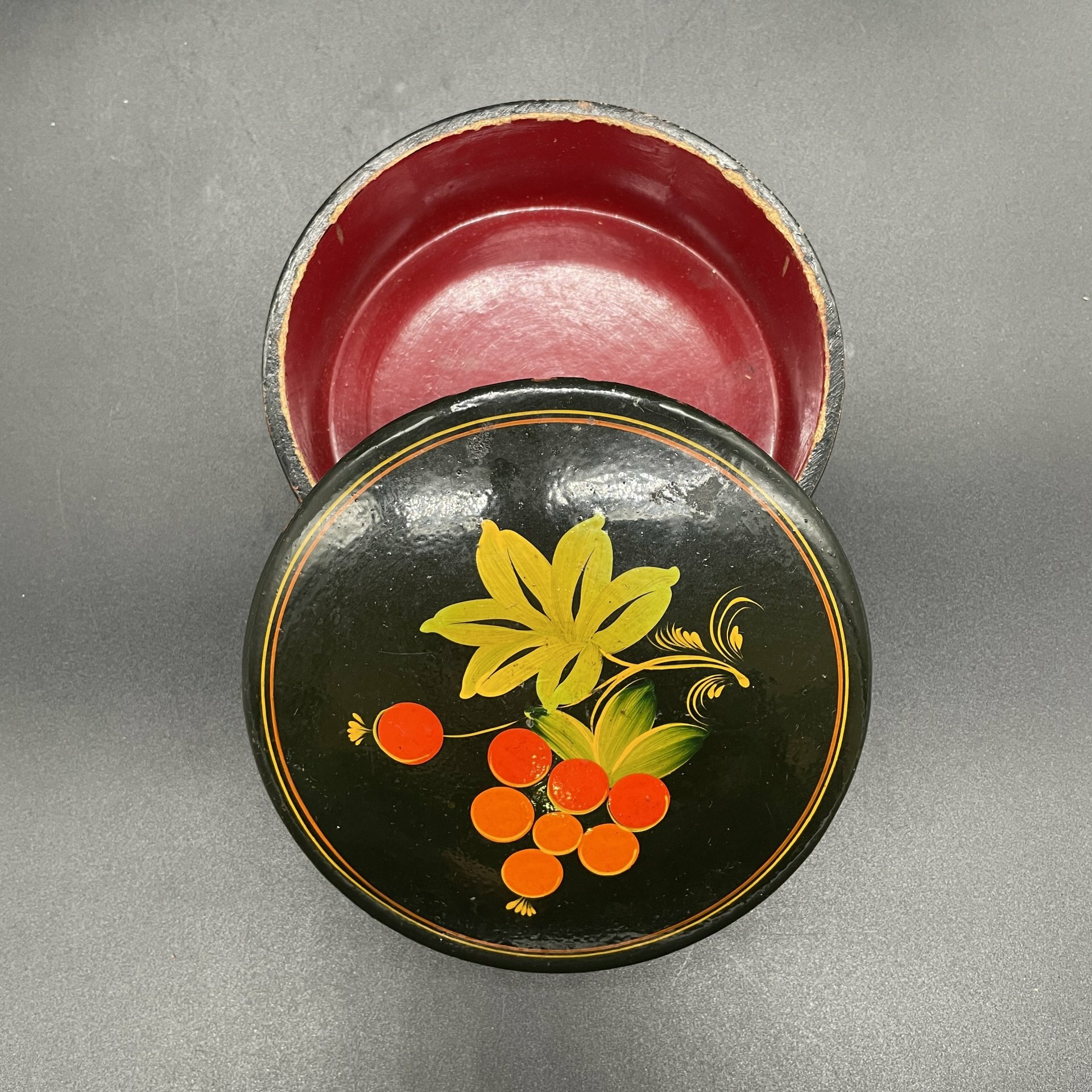 Шкатулка круглой формы с ягодным декором, папье-маше, роспись, СССР, 1970-1990 гг.