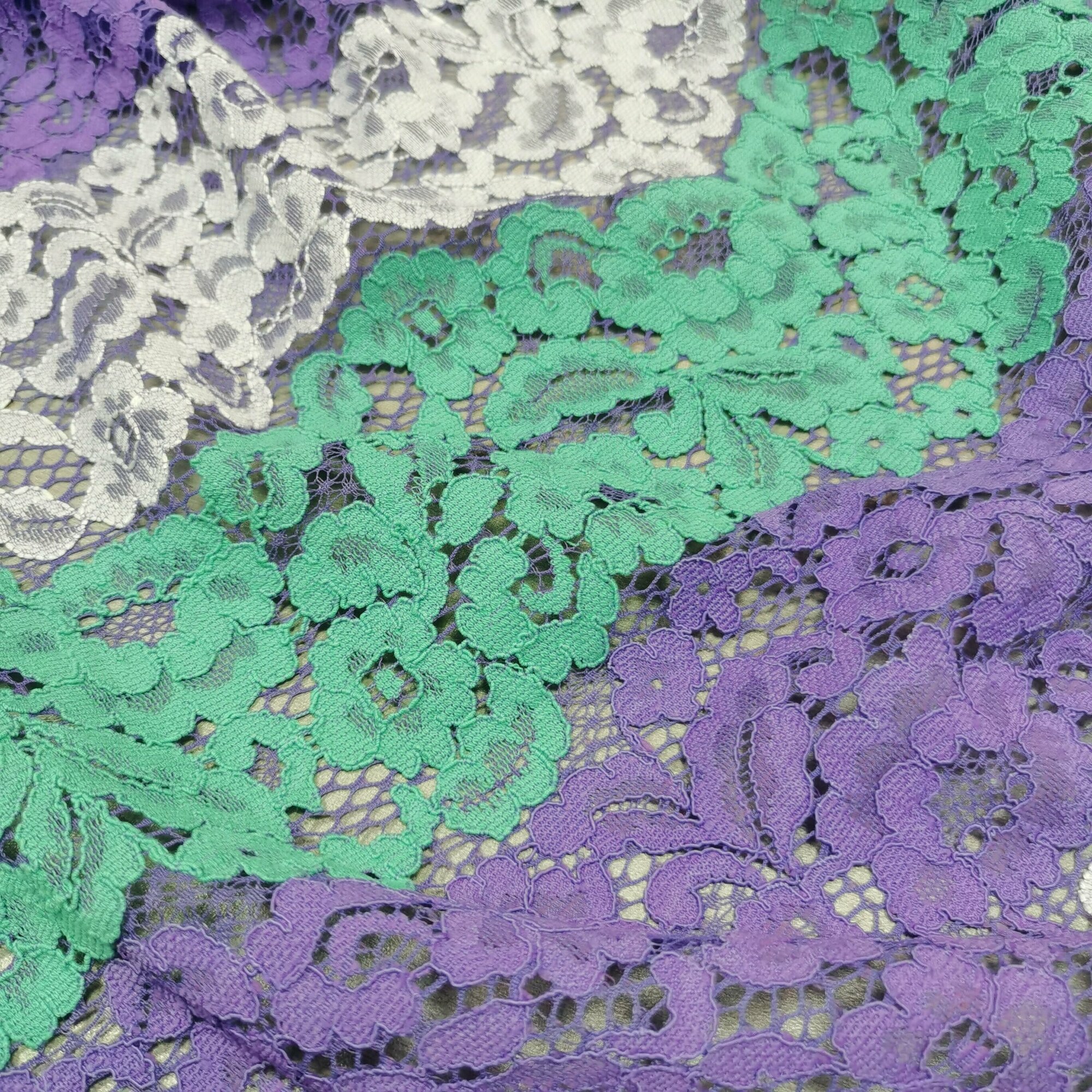 Ткань кордовое кружево. Разноцветное с фистонами. Фиолетовое