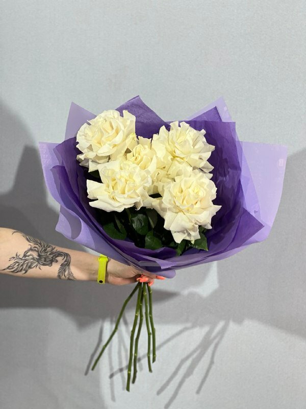 Букет белых французских роз в день всех влюблённых, 5 шт.