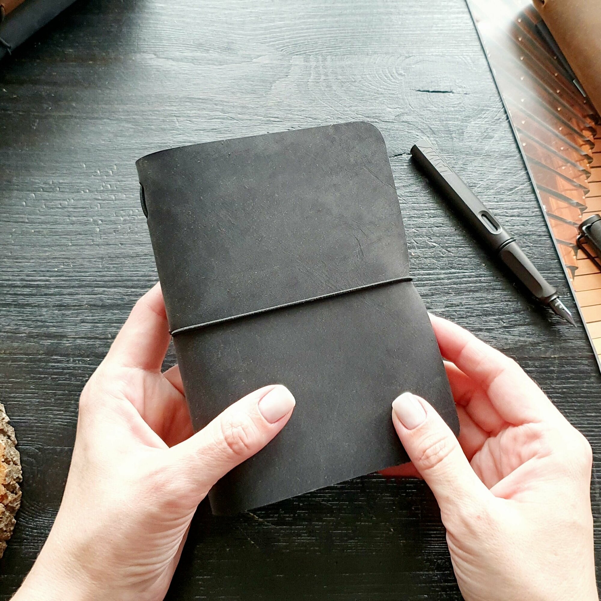 Кожаный блокнот А6 (11х15см) на резинке со сменными тетрадями / в стиле Мидори (Midori)