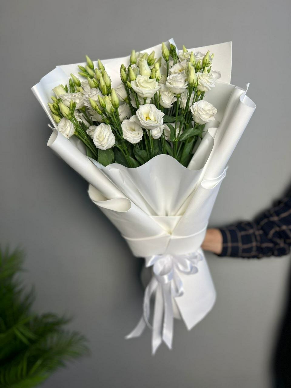 Букет Botanique Нежная Эустома, 11 цветов, монобукет, упаковка из плёнки и фоамирана / нежный букет цветов — фото 1