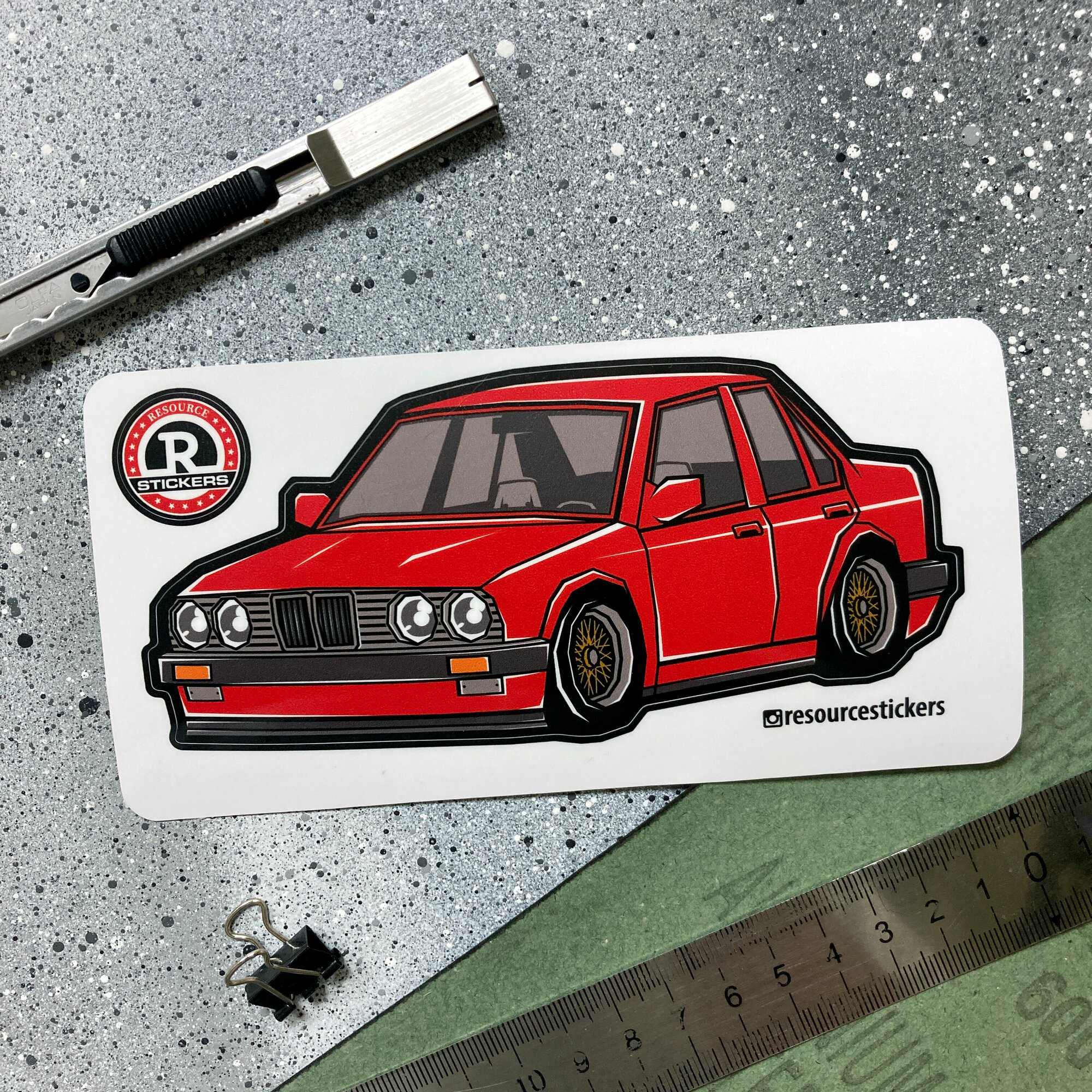 Виниловая наклейка машинка BMW E30 красная, 14х6.5