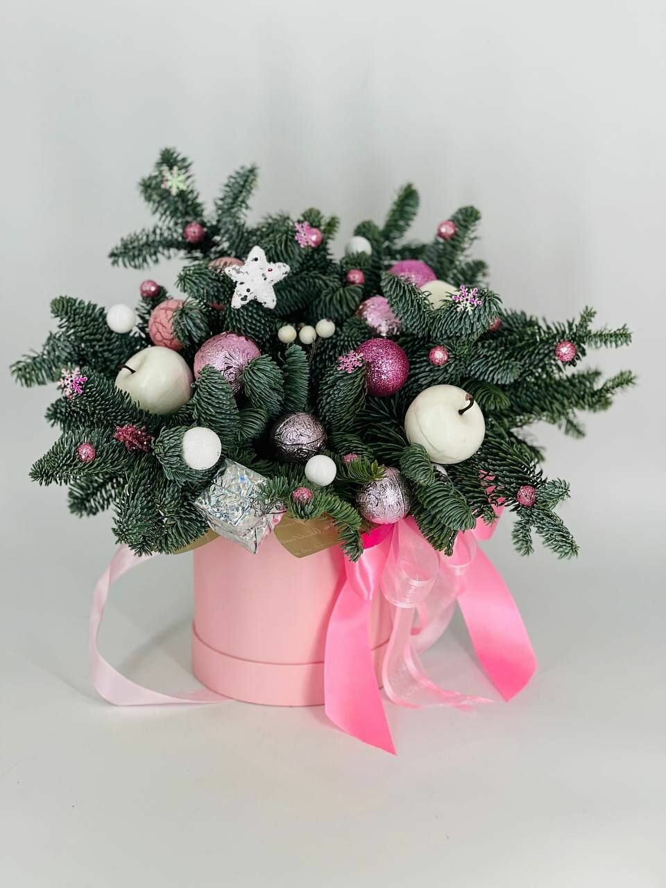 Шляпная коробка с живой сосной нобилис Зимний букет Новогодняя композиция