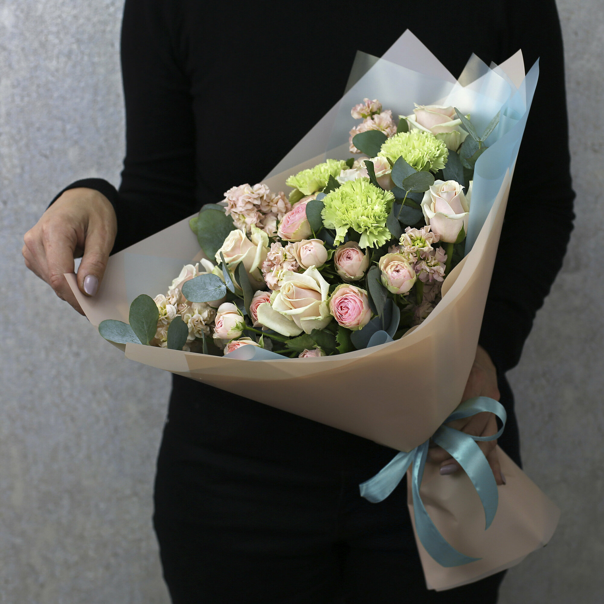 Цветы живые букет Flor-Pro Flowers из роз и гвоздики «Волнующая встреча»