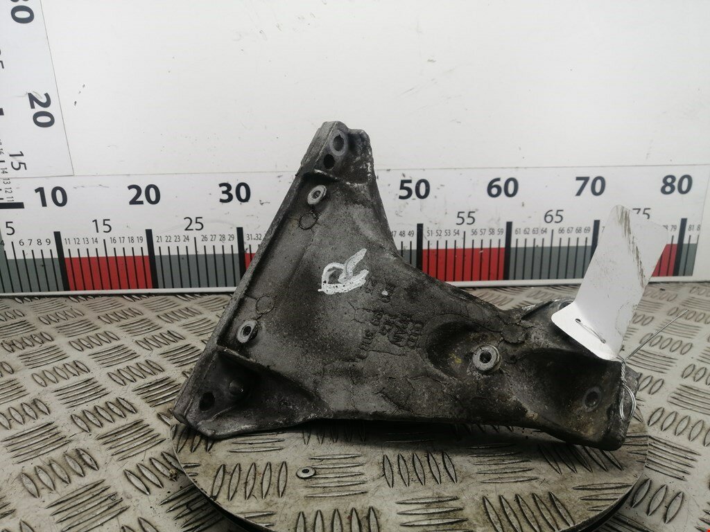 Кронштейн (крепление лапа) двигателя Audi A6 C5 8D0199335 арт. 2187387