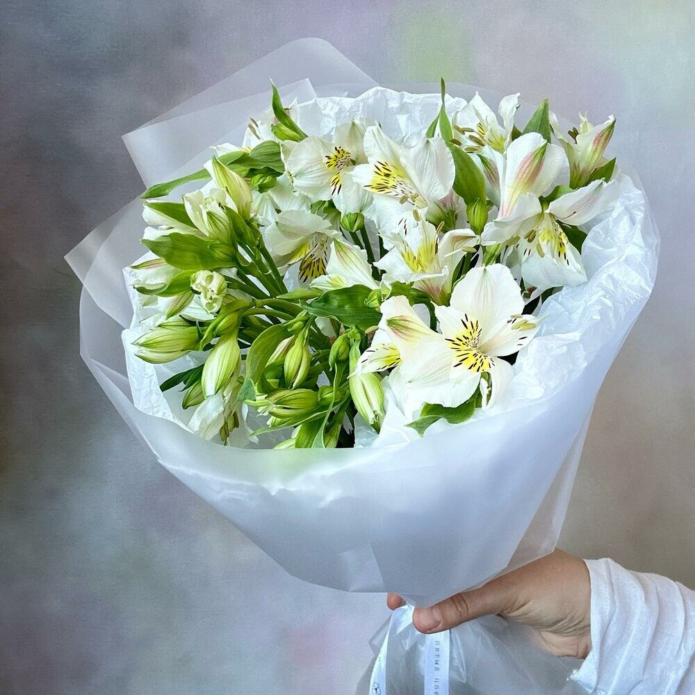 Букет белых альстромерий