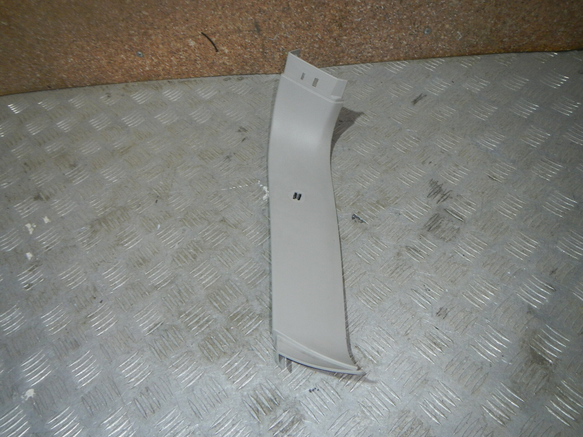 Б/У Обшивка двери багажника, Ford (Форд)-C-MAX (03-11) FORD C-MAX (03-11) Правая,06- Потертости. 541046 FORD арт. 1449677