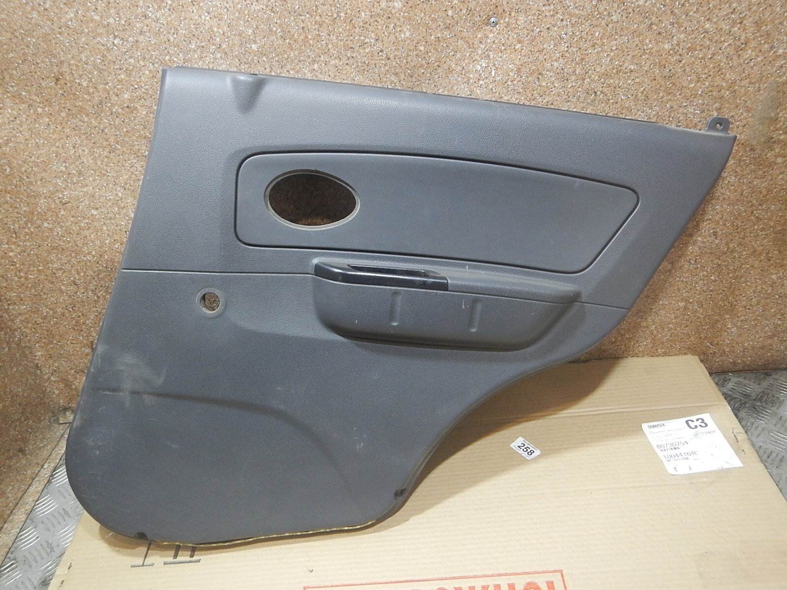 Б/У Обшивка двери задней правой, Chevrolet (Шевроле)-SPARK (05-) CHEVROLET SPARK (05-09) 4 отверстия от самодельного под...