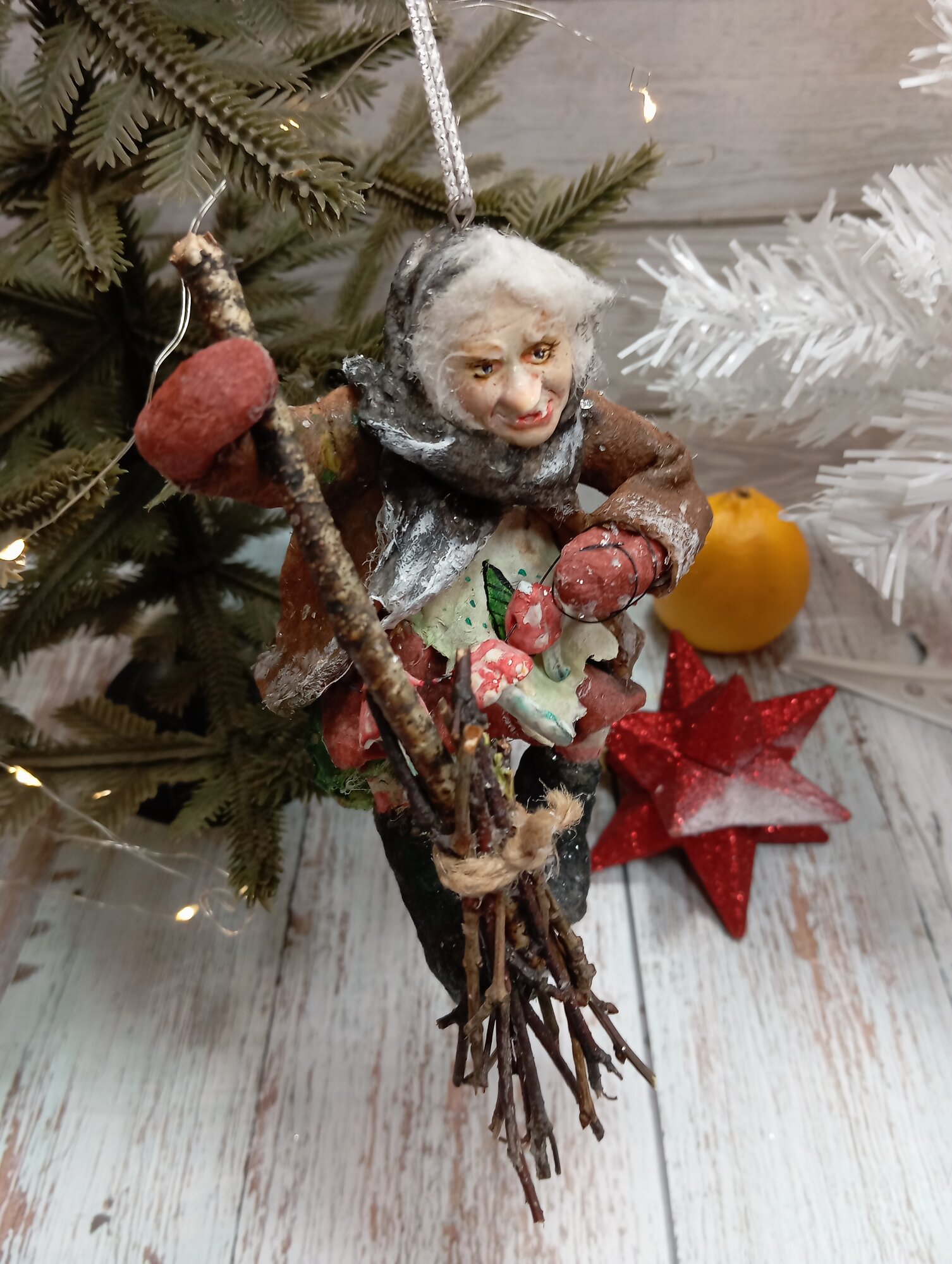 Ватная игрушка Баба-Яга с метлой и грибами, украшения для елки и декора.