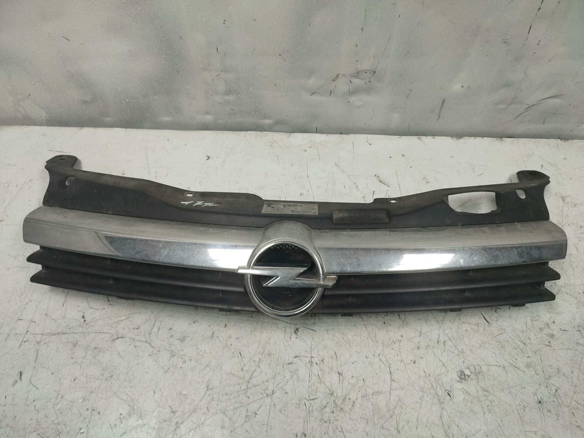 Решетка радиатора Opel Astra H (2004 - 2007) 13108463