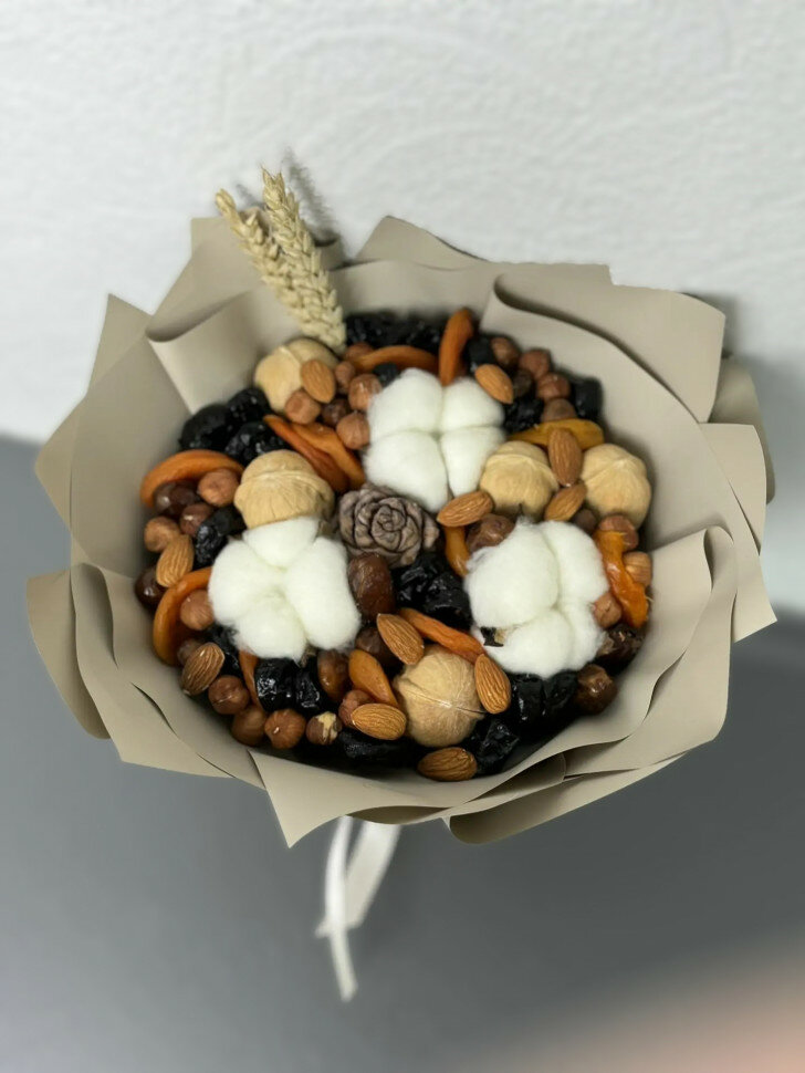 Букет из сухофруктов, орехов с хлопком и кедровой шишкой (BuketOnline)