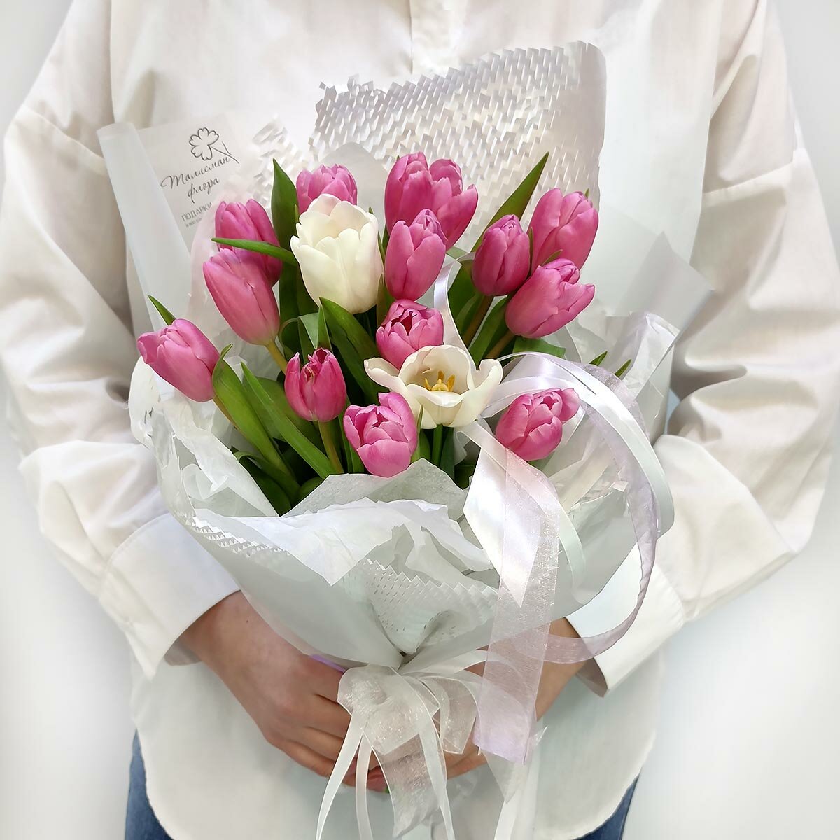 Розовые и белые тюльпаны 15 от флористического салона Талисман Флора