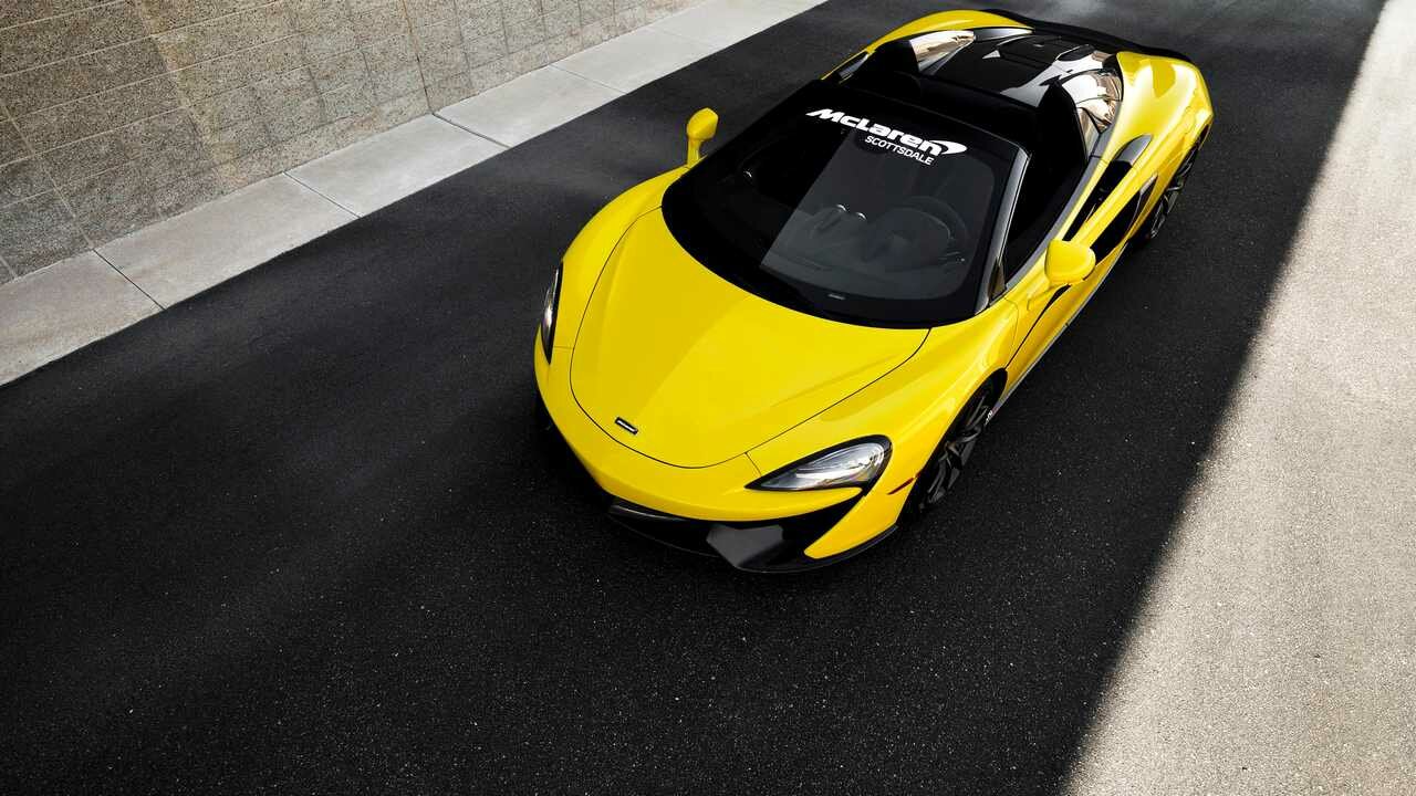 Картина на холсте 110x60 LinxOne "Желтый спортивный автомобиль" интерьерная для дома / на стену / на кухню / с подрамником