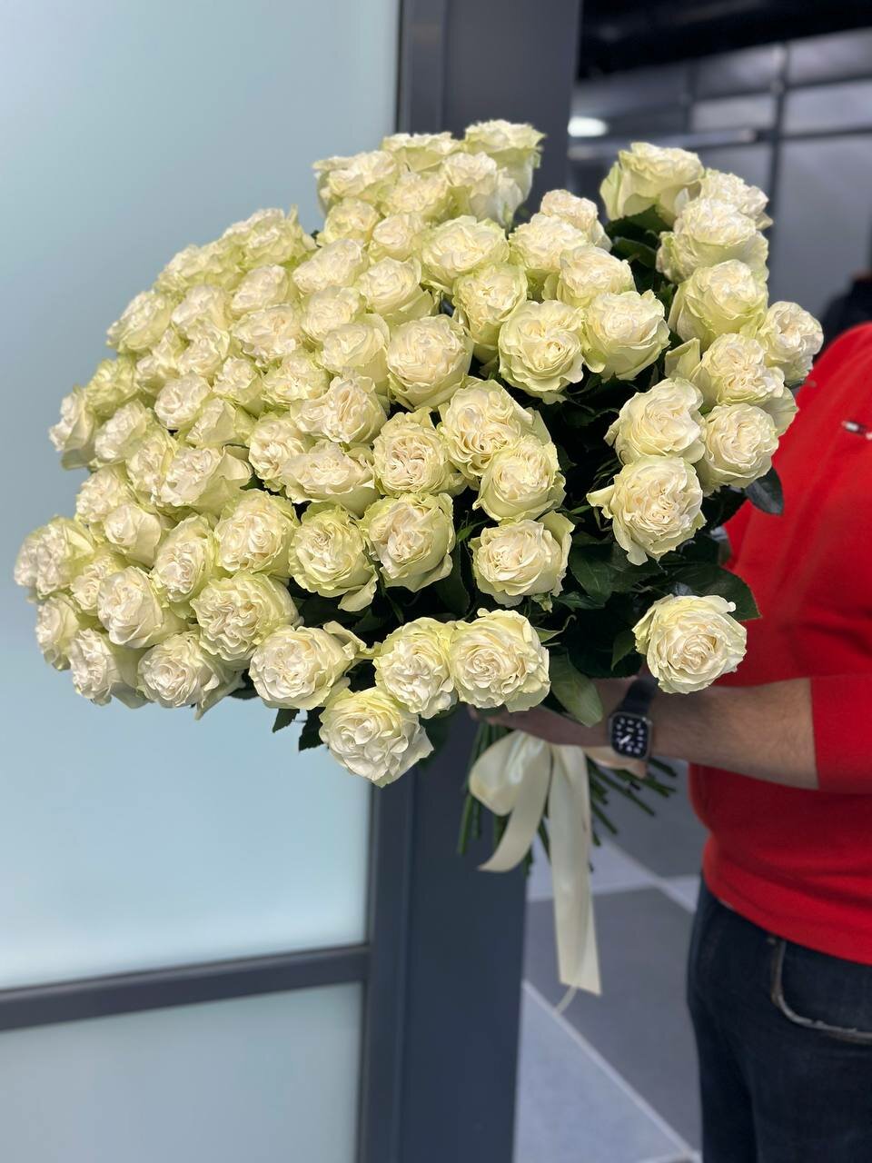 Букет wowflo, розы, 75 штук, высота 70см, белый, оформление пленка, лента, обертка