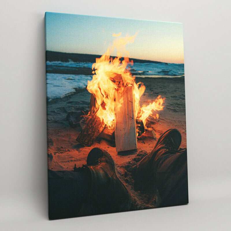 Картина на холсте (интерьерный постер) "Вечерний костер на пляже", с деревянным подрамником, размер 22x30 см