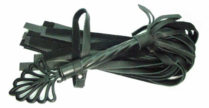 Плеть БДСМ Арсенал Корона 65 см натуральная кожа с металлическими элементами черный цвет