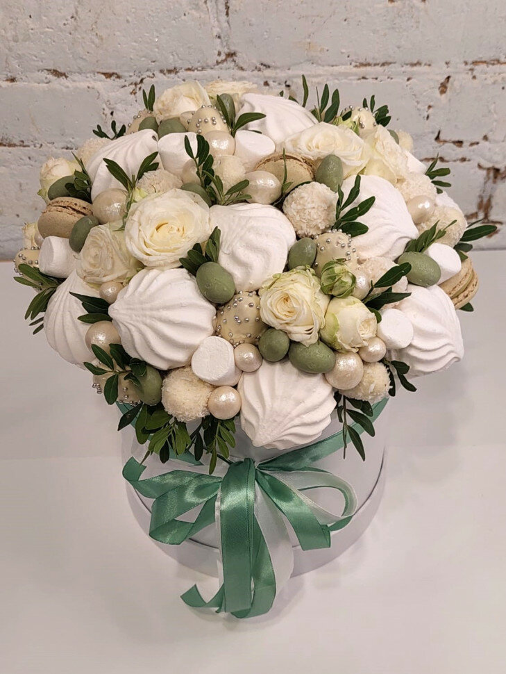 Сладкий букет с кустовыми розами (BuketOnline)