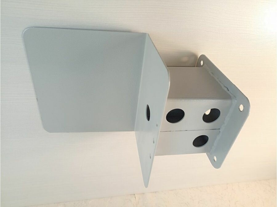 Кронштейн серый бокс для видеокамер с козырьком, 3 отв 25мм вниз, крепление к стене