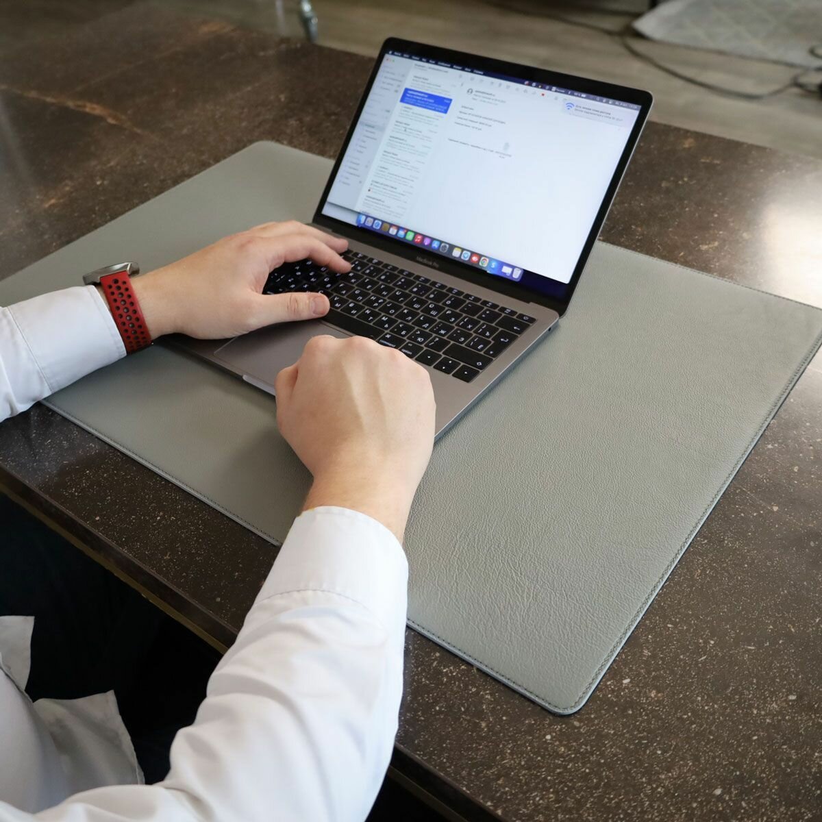 Кожаная подкладка на письменный стол, бювар из натуральной кожи для рабочего стола, Ogmore Fume by Audmorr, Размер - B2 - 45x70 см, натуральная кожа, светло-серый