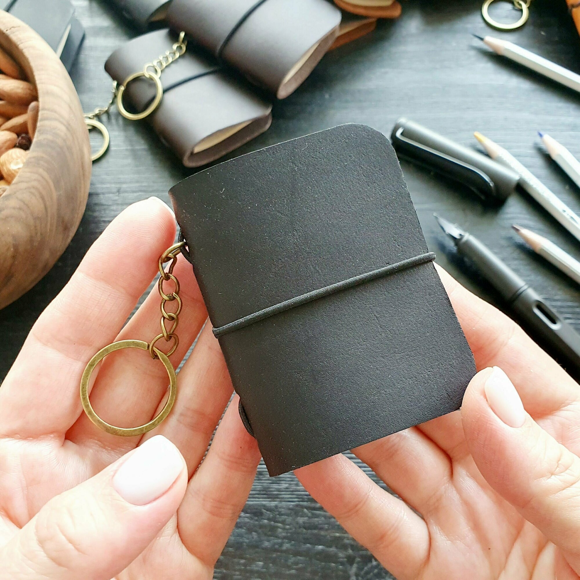 Кожаный блокнот А8 (6х7,5см) на цепочке с кольцом