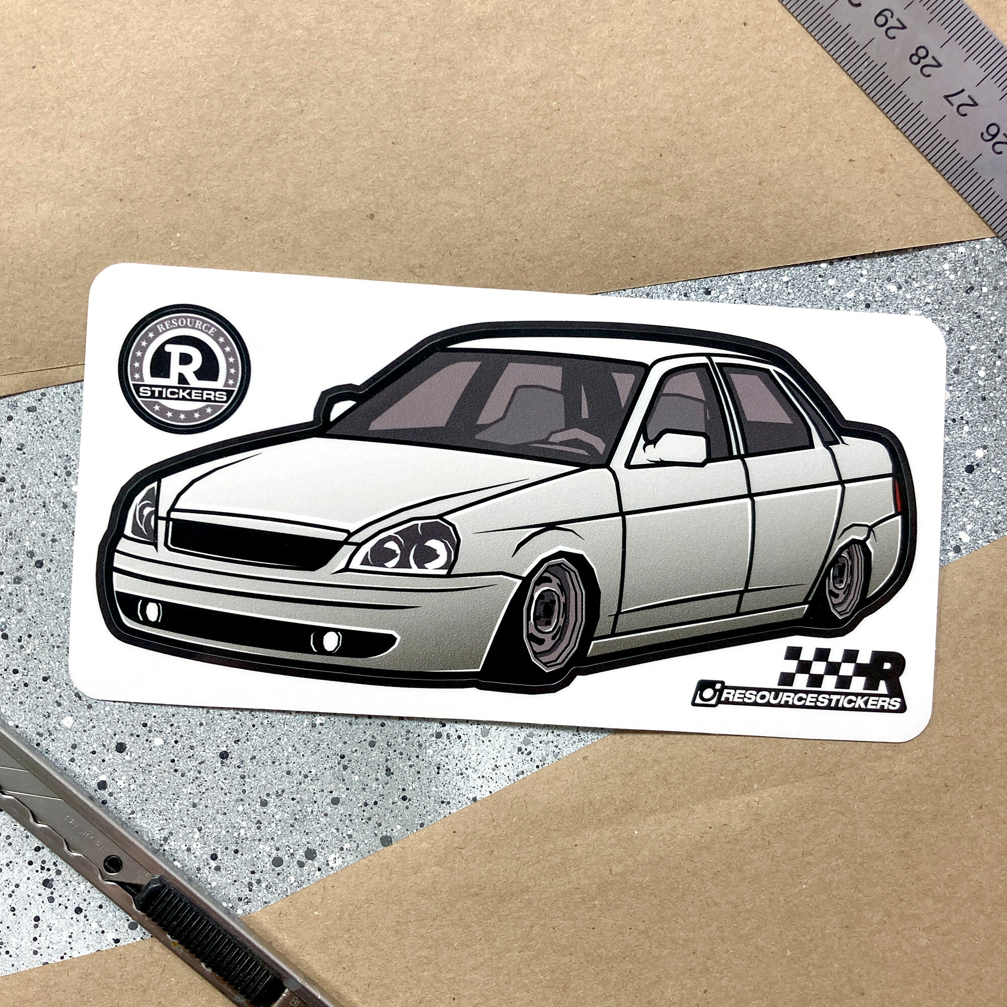 Наклейка машинка Приора (белый)