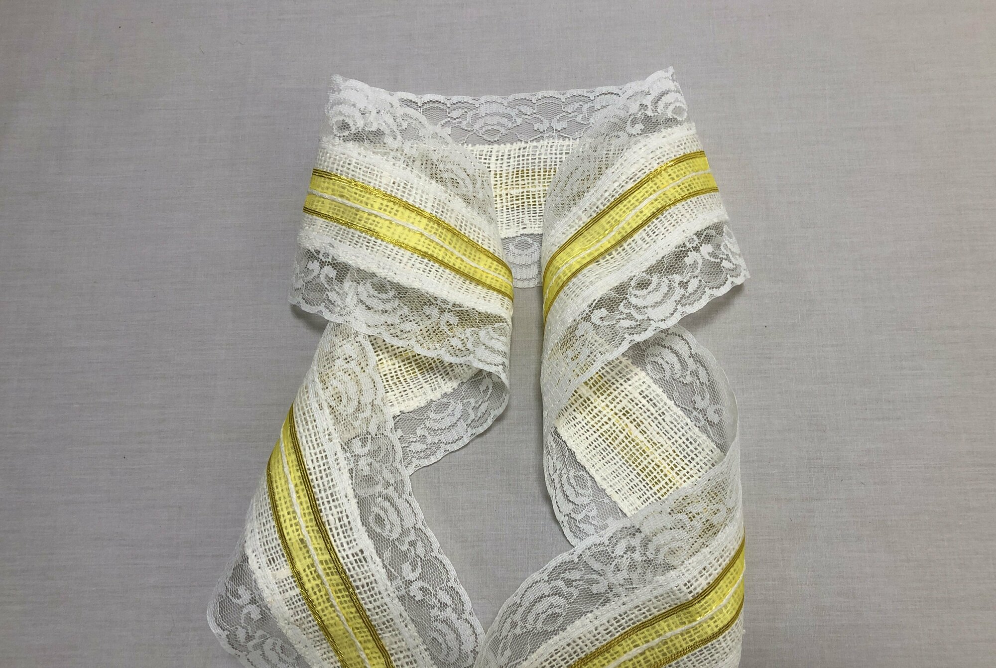 Льняная лента с кружевом 28-Л12, длина 1,52 м, ширина 11,5 см