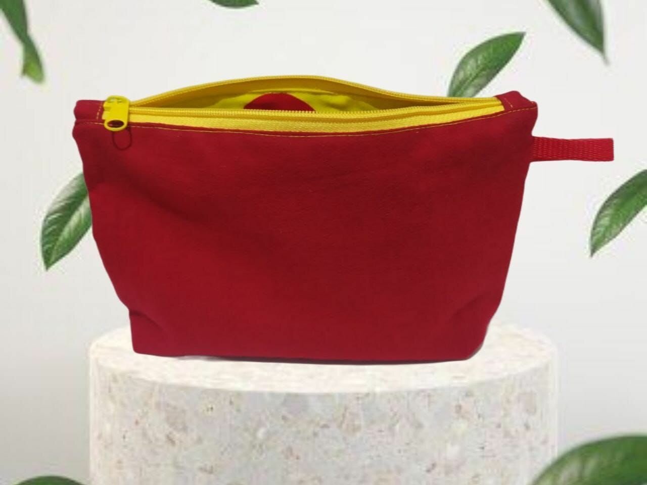 Косметичка женская/пенал/органайзер 23*16 см красная