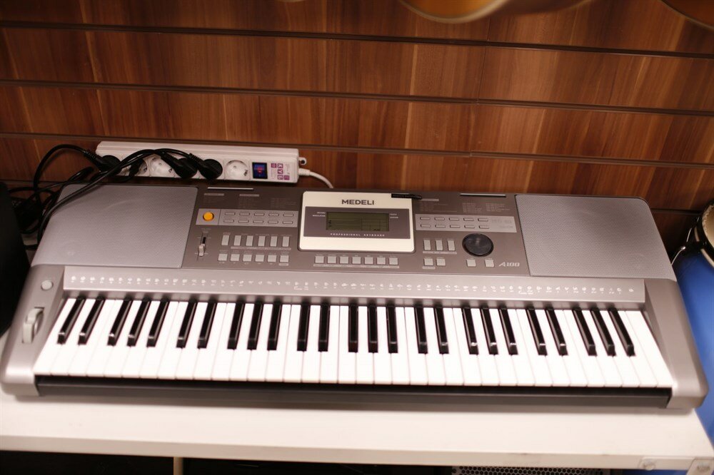 Medeli A100 - cинтезатор, 61 клавиша
