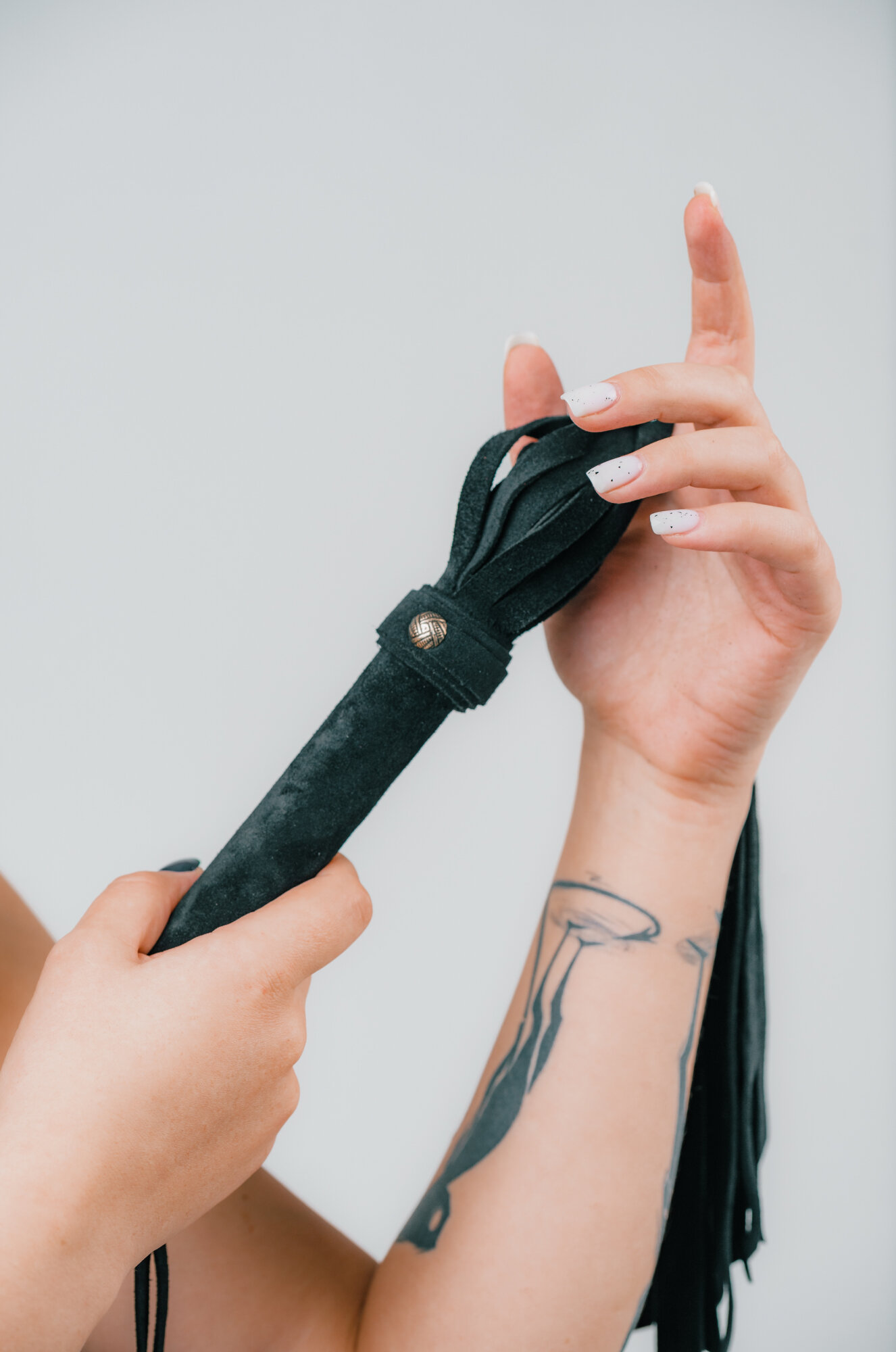 Флоггер черный из велюра