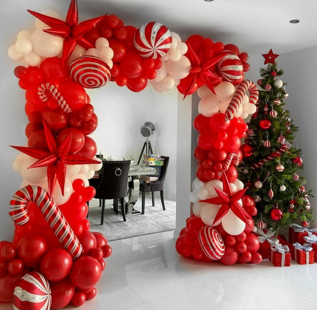 Ярко-красная арка из шаров на Новый год и Рождество