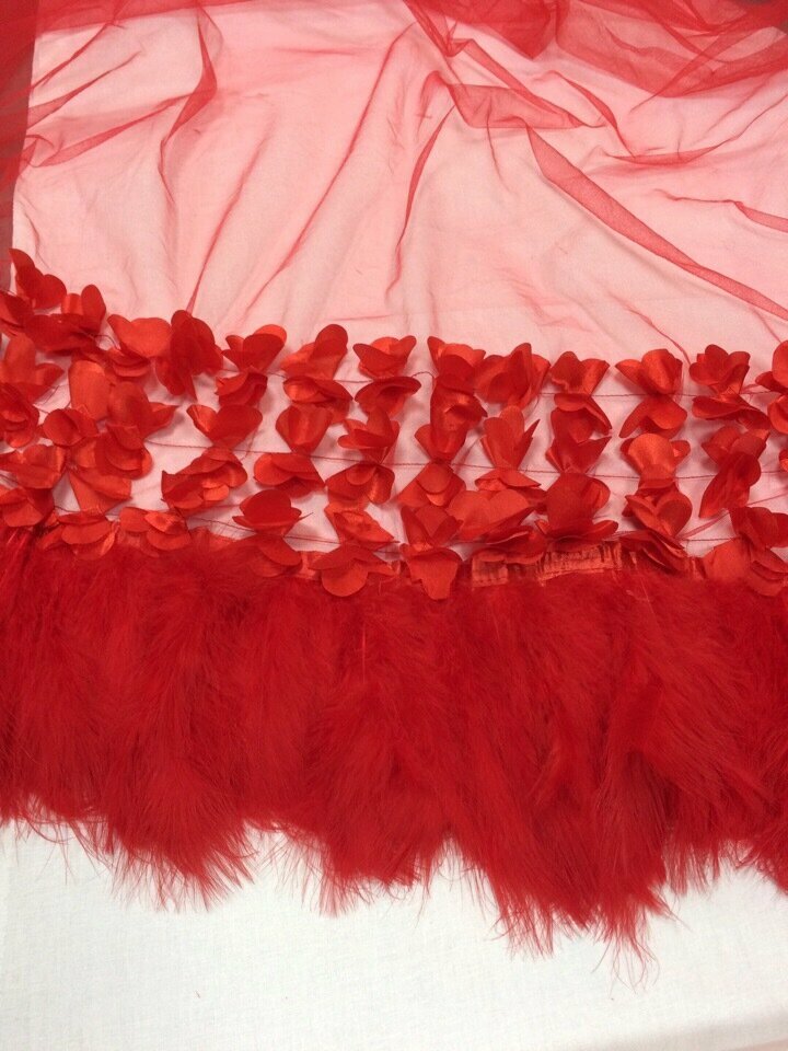 Ткань Сетка красная с вышивкой. Еврофатин с перьями .