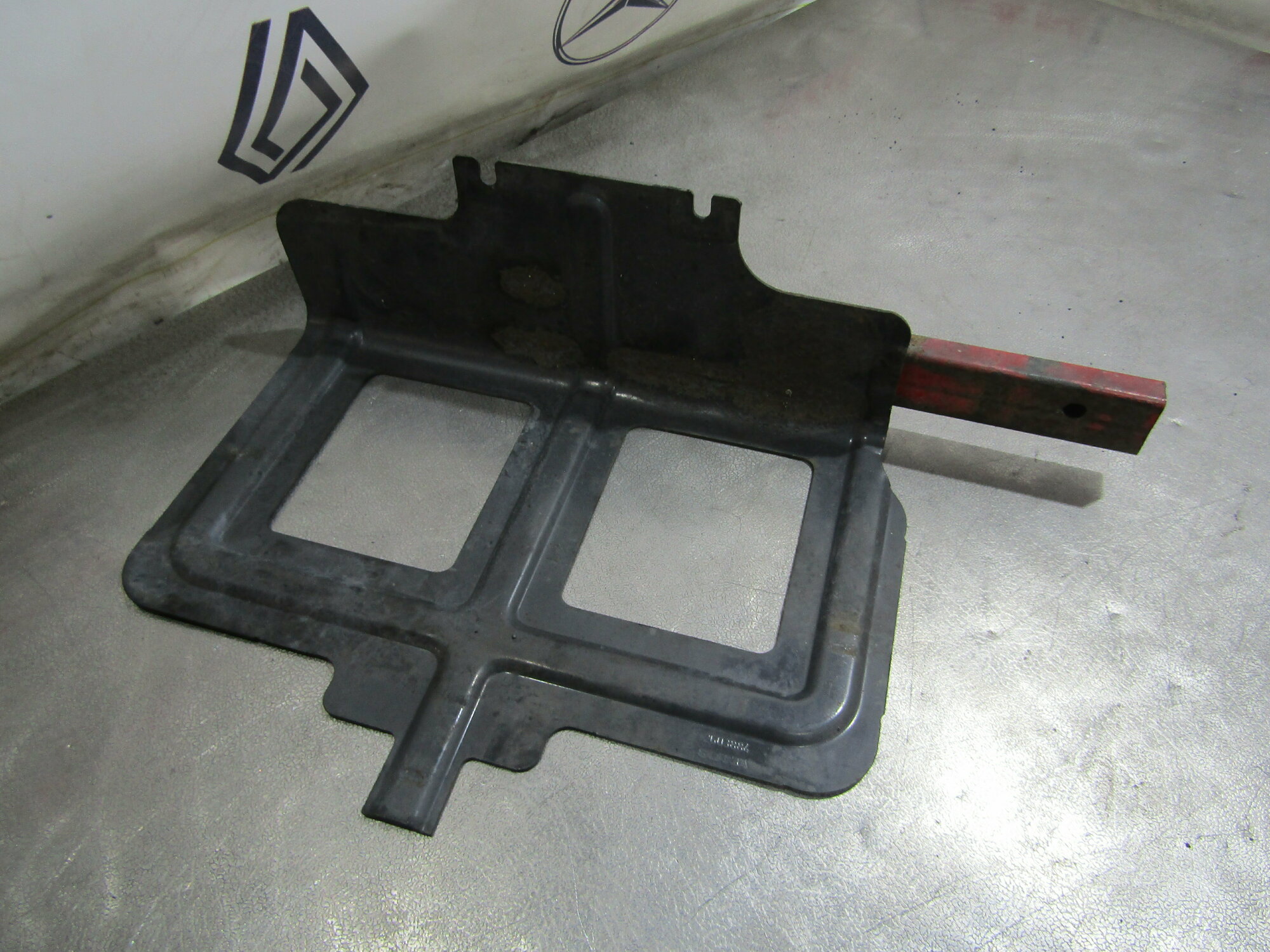 Кронштейн переднего брызговика левый Scania 6-series