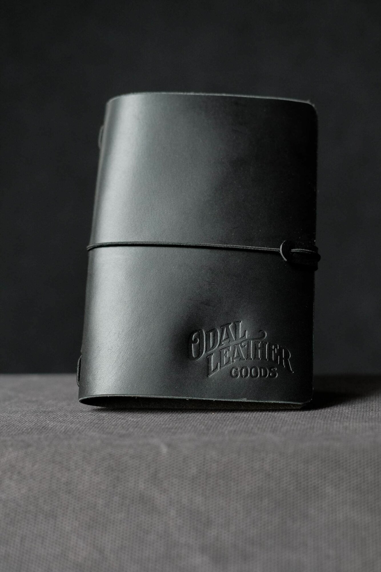 Записная книжка блокнот 15х22 из кожи на резинке. Цвет черный