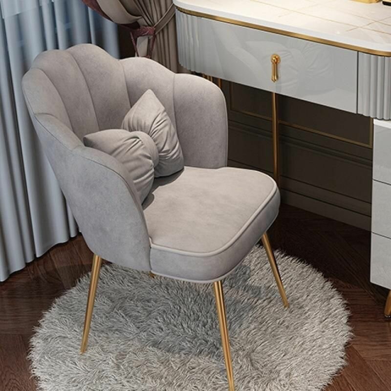 Стул для визажиста в современном интерьере главной спальни маленькой квартиры в стиле кабинета и хрустальных люстр французского кремового цвета